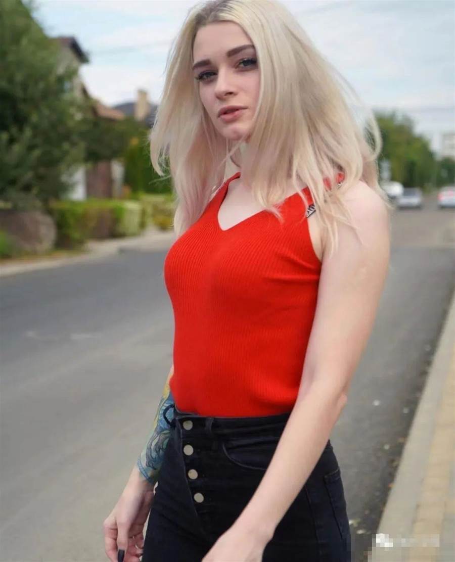 嬌小無比的東歐精靈，拍攝風格卻大膽驚人—— Belleniko